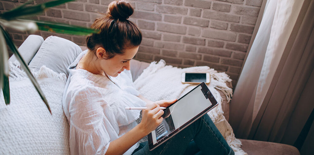 4 Ways To Congratulate People Using Technology Without Leaving Your House